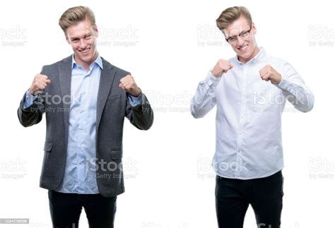 젊은 잘생긴 금발 비즈니스 남자 매우 행복 하 고 흥분 무기와 우승자 제스처를 하 고 다른 의상을 입고 웃 고 성공을 위한 비명 축 하 개념입니다 구도에 대한 스톡 사진 및
