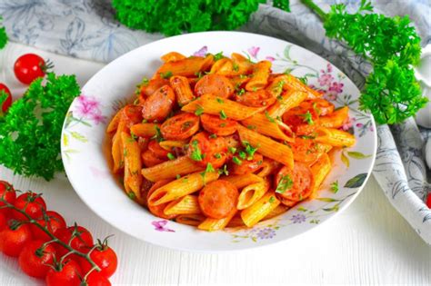Макароны с сосисками на сковороде рецепт фото пошагово и видео - 1000.menu
