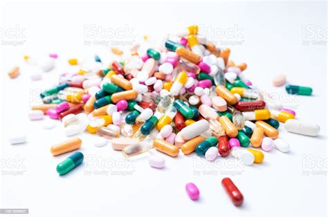 흰색 배경에 다채로운 정제 알약 캡슐 및 드래그의 다양한 약물의 더미 0명에 대한 스톡 사진 및 기타 이미지 0명 건강관리와 의술 건강한 생활방식 Istock