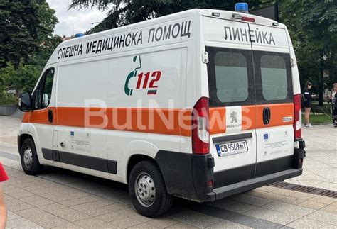 Нещо става Спасяват жена в банка в центъра на Враца снимки