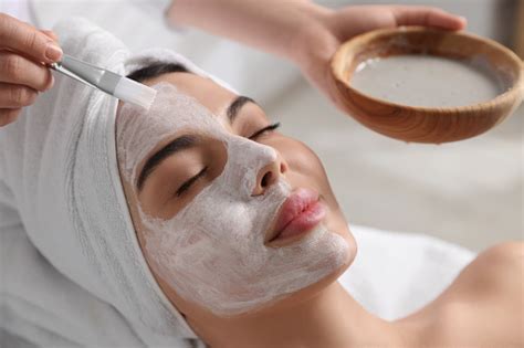 스파 살롱에서 여성의 얼굴에 마스크를 쓴 미용사 근접 촬영 25 29세에 대한 스톡 사진 및 기타 이미지 25 29세 2명 가꿔주기 Istock