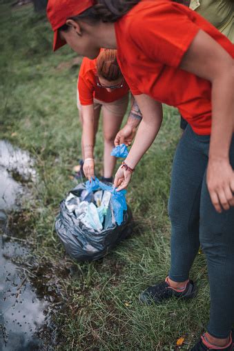 사람들은 자연을 청소 한 후 쓰레기에 자신의 장갑을 넣어 20 24세에 대한 스톡 사진 및 기타 이미지 20 24세 25 29세 강 Istock