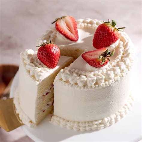 10 Beautiful Ways To Decorating A Cake With Strawberries For Any Occasion