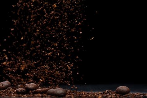 커피 가루 파리 폭발 커피 분쇄 된 땅 부유물 쏟아짐 연기 냄새와 같은 파도 커피 가루가 공중에 튀는 소리 검은색 배경 격리된