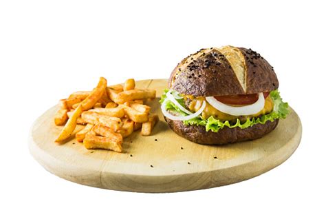 흰색 바탕에 Brezel 빵과 감자 튀김으로 만든 집에서 만든 공예 햄버거 0명에 대한 스톡 사진 및 기타 이미지 0명