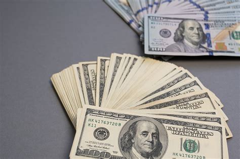 미국 달러 지폐 스택 오래된 지폐 대 새로운 돈 팩 부자 사치 통화 위기에 처한 돈 지출 벤치 마크 통화 전 세계 거래에서 가장 많이 사용됩니다 0명에 대한 스톡 사진 및