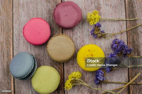 프랑스 마 카 롱 케이크입니다 마카롱 나무 배경에 말린 꽃 상자 0명에 대한 스톡 사진 및 기타 이미지 0명 갈색 꽃 식물 Istock