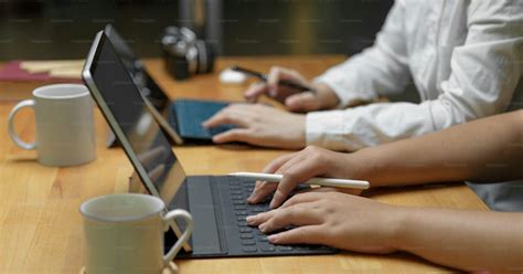 사무실에 함께 앉아 디지털 태블릿으로 프로젝트를 진행하는 두 명의 여성 근로자의 측면 모습 사진 Unsplash의 테이블 이미지