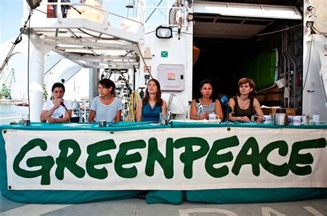 Активисти на Грийнпийс протестират срещу сондажи на нефт на пясъчната граница между България и