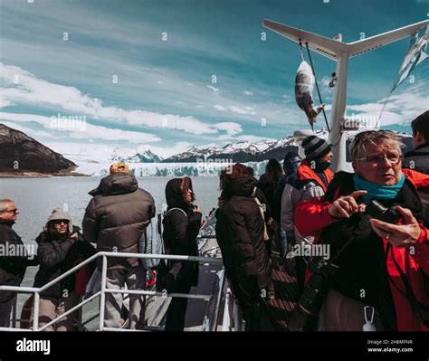 Calafate Argentina Novembrer 23 2014 People Watching The Collapses On The Glacier Located In