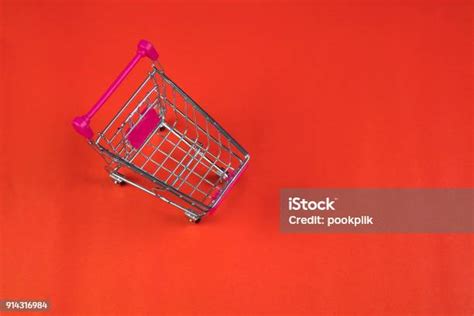 쇼핑 카트 또는 슈퍼마켓 트롤리 빨간 배경에 비즈니스 쇼핑 개념을 재정 개념에 대한 스톡 사진 및 기타 이미지 개념 고객
