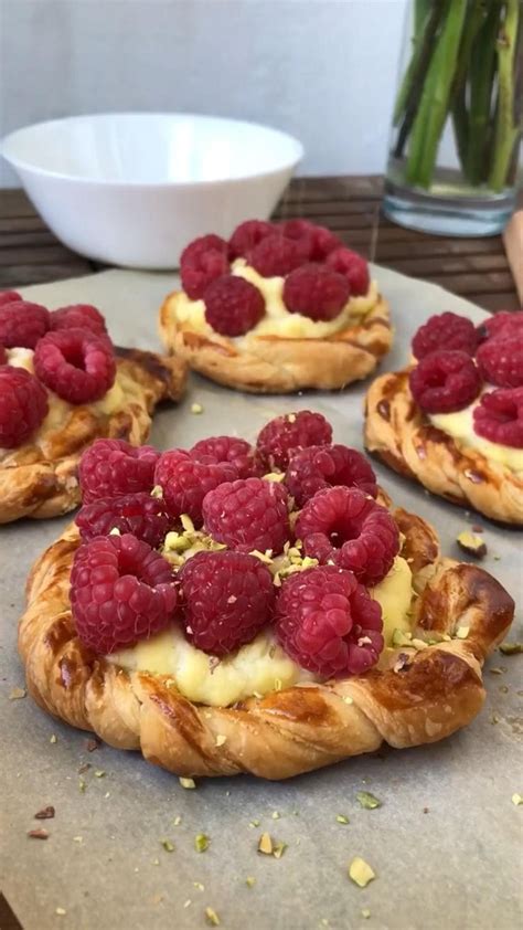 Вензель с ванильным кремом и малиной
