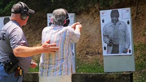 경찰이 사격 훈련 과녁에 흑인 남성 사진 걸고 탕탕