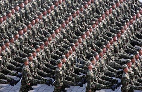 Гардан тулааны үзүүлбэр сонирхуулж цэцэг өргөнө