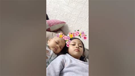 Adik bayi lucu tidur malah di video sama kakak - YouTube