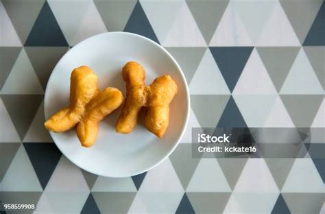 달콤한 중국 파이 퍼프 페이스 트리 흰 접시 태국의 아침 길거리 음식 전통 음식에 추천 메뉴 0명에 대한 스톡 사진 및 기타 이미지 Istock
