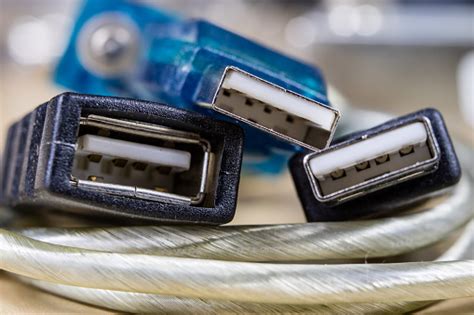 Com 및 Usb 나무 워크숍 테이블에 연결 합니다 통신 네트워크를 구축 하기 위한 통신 커넥터입니다 어두운 배경입니다 0명에 대한 스톡 사진 및 기타 이미지 Istock