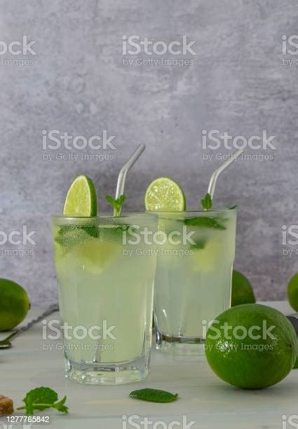럼주와 라임이 어우러진 상쾌한 알코올 민트 칵테일 모히토 키 라임에 대한 스톡 사진 및 기타 이미지 키 라임 감귤류 과일 다양 Istock