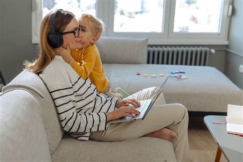 아늑한 소파에서 원격 근무와 육아로 멀티태스킹하는 엄마 2명에 대한 스톡 사진 및 기타 이미지 2명 35 39세 4 5세 Istock