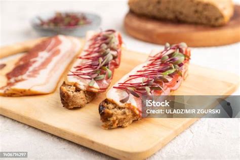 육포 고기가있는 빵 샌드위치와 회색 콘크리트에 사탕무 마이크로 그린이 들어간 라드 측면보기 선택적 초점 0명에 대한 스톡 사진 및 기타 이미지 Istock