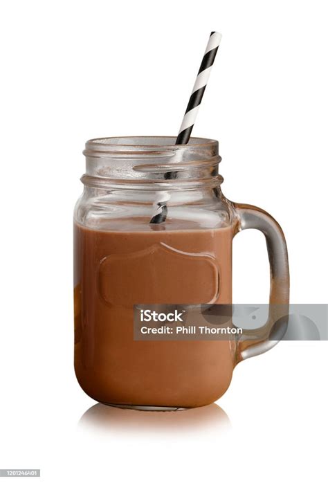 흰색 배경에 고립된 종이 빨대가 있는 메이슨 항아리 유리에 담긴 개별 초콜릿 밀크쉐이크 메이슨 항아리에 대한 스톡 사진 및 기타 이미지 메이슨 항아리 우유 0명