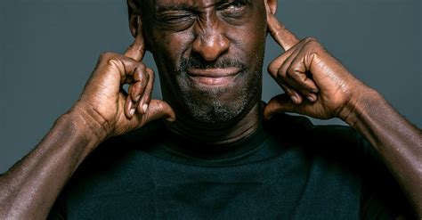 감정 감정적인 거부하다 거절 검은색 귀 남자 네거티브 눈 당황스러운 대머리 두통 몸짓 묵자 반응 방어적인 방해받은 보호 불행한 블로킹