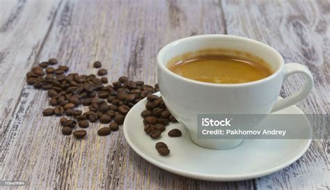 향기로운 블랙 커피 한잔과 오래 된 나무 테이블 클로즈업에 커피 콩의 한 줌 아침에 마실 수 있습니다 수평 보기 갈색에 대한 스톡 사진 및 기타 이미지 Istock