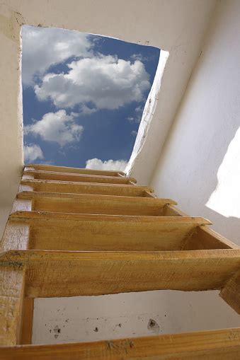 Escalera Hacia El Cielo Madera Foto De Stock Y Más Banco De Imágenes De Agujero Agujero Cielo