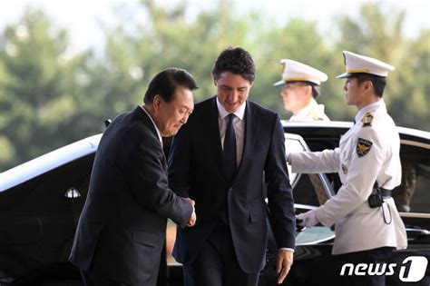 트뤼도 캐나다 총리 맞이하는 윤석열 대통령