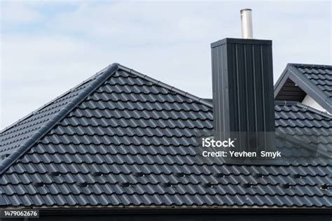 Bagian Atas Atap Rumah Ditutupi Dengan Sirap Metalik Hitam Atap Rumah