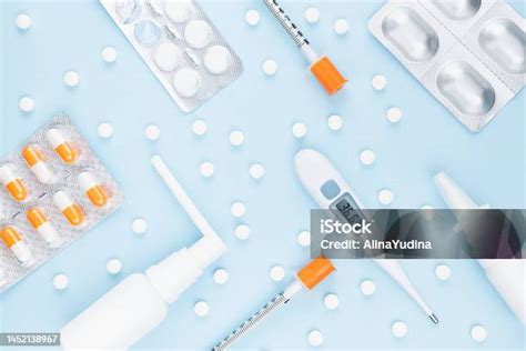 약국 의료 패턴 흰색 플라스틱 스프레이 알약 은색 항생제 주황색 주사기 파란색의 36 6 온도계 평면도 예방 및 테라피 질병에 대한 의료 및 치료 요법 약국에 대한 스톡