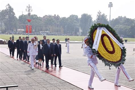 Chinese Premier Pays Tribute To Late President Hồ Chí Minh