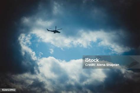 비행기는 하늘에 날고 있다 비행기로 여행 국제 수송입니다 0명에 대한 스톡 사진 및 기타 이미지 0명 공항 관광 Istock