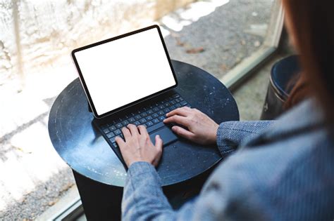 테이블에 컴퓨터 Pc로 빈 흰색 데스크톱 화면태블릿 키보드를 사용하고 입력하는 여성 개념에 대한 스톡 사진 및 기타 이미지 개념 공란 노트북 Istock