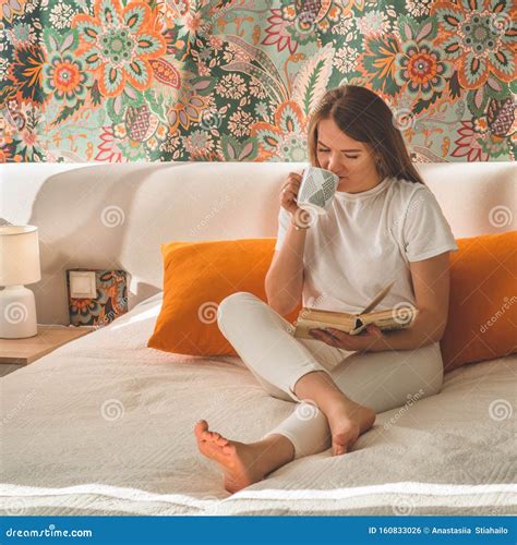 Мудрая девушка читающая важную книгу Чтение и разработка Стоковое Фото