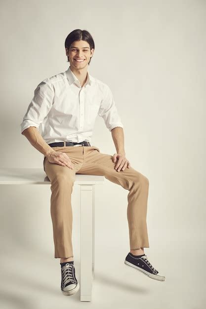 Portrait D Un Beau Jeune Homme Photo Gratuite