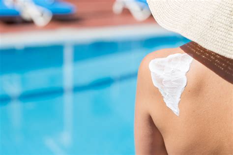 예쁜 여자는 수영장에서 선탠 하기 전에 그녀의 어깨에 태양 크림을 적용 하 고 있습니다 휴가 개념에서 태양 보호 요소 수영장 스포츠 경기장에 대한 스톡 사진 및 기타 이미지