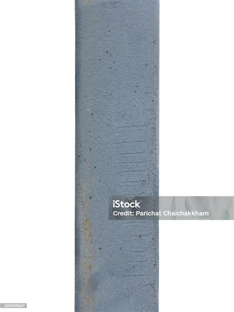 클리핑 경로가있는 흰색 배경에 고립 된 오래 된 사각형 철 기둥 0명에 대한 스톡 사진 및 기타 이미지 0명 간판 강철 Istock