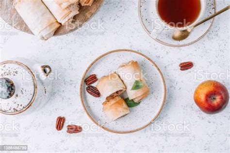 흰색 배경에 피칸과 민트와 홈 메이드 미니 사과 슈트루델 비엔나 페이스트리 0명에 대한 스톡 사진 및 기타 이미지 0명