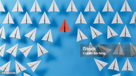비즈니스 경쟁 빨간 종이 비행기 뜨를 가진 성공적인 사업가 개념은 파란색 배경에 렌더링planes3d 다른 백서를 추월합니다 개념에 대한 스톡 사진 및 기타 이미지 Istock