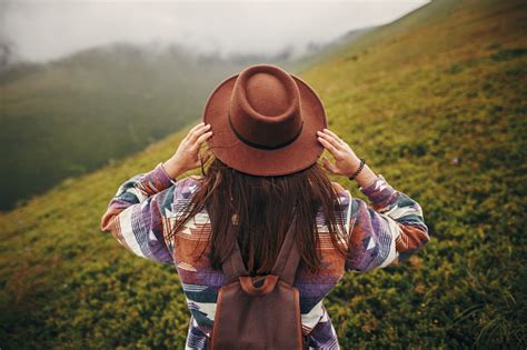 행복 한 여행자 Hipster 여자 모자를 들고 맑은 산 안개 구름에에서 걷기 여행과 방 랑 벽 개념입니다 여름 휴가입니다 텍스트를 위한 공간입니다 대기 순간입니다 여행