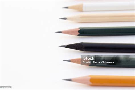 백서와 연필로 배경 예술가와 일러스트레이터를 위한 직장 로고와 레터링을 표시하는 배경입니다 카피 스페이스 텍스트 공간 블로거 악기 사무실 도구 0명에 대한 스톡 사진 및