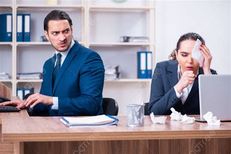 직장에서 고통받는 두 명의 직원 직장에서 고통받는 두 명의 직원 사진 배경 및 무료 다운로드를위한 그림 Pngtree