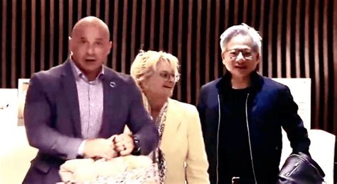 黄仁勋携妻抵达中国台湾参加台北电脑展：群众高喊ai教父来了国际合作张忠谋