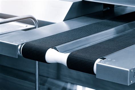 컨베이어 벨트 Foodfactory For The Production Of Food 포장을 가진 생산 라인 컨베이어에 플라스틱 포장에 있는 식품 식품 생산 개념 갈색에 대한