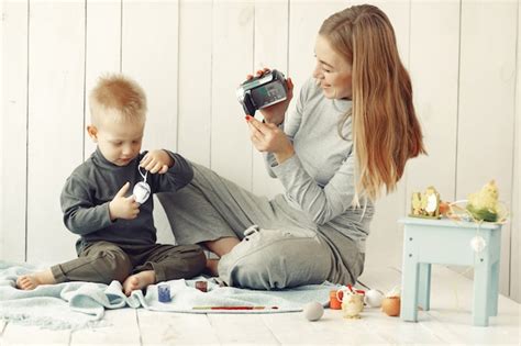 Matka Z Synem W Domu Przygotowuje Si Na Wielkanoc Darmowe Zdj Cie