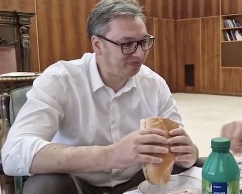 Vučić Izazvao Opoziciju Na Tv Duel U Jedenju Parizera