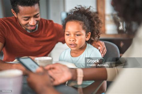 쾌활한 흑인 아버지와 혼혈 딸이 집에서 읽는 법을 배우고 있다 35 39세에 대한 스톡 사진 및 기타 이미지 35 39세 6 7 살 가정 생활 Istock