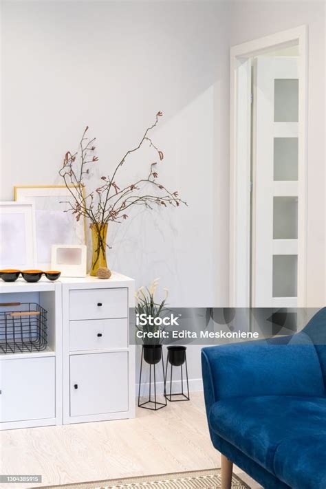 Bagian Ruangan Dengan Lemari Dan Sofa Foto Stok Unduh Gambar Sekarang Kecil Deskripsi