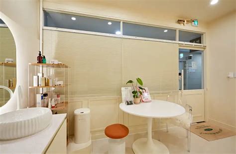 부드러운 아이보리톤 내부 모던 컨셉 10평 뷰티샵 인테리어 시흥 은행동